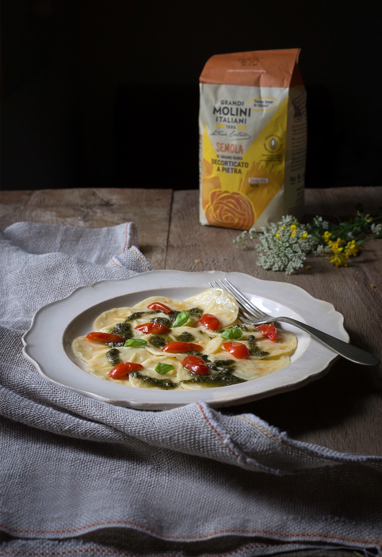 Antichi corzetti o croxetti con pesto di basilico e pomodorini