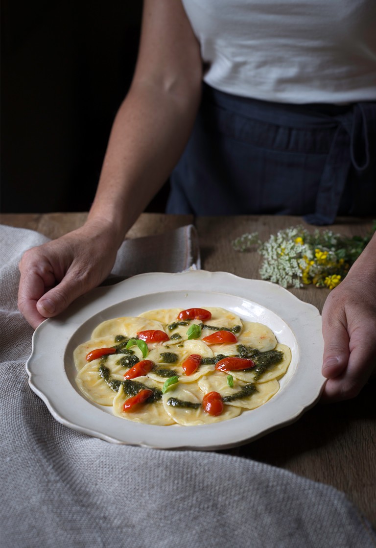 Antichi corzetti o croxetti con pesto di basilico e pomodorini