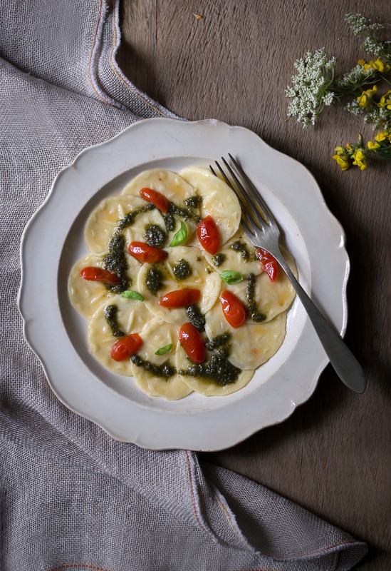 Antichi corzetti o croxetti con pesto di basilico e pomodorini